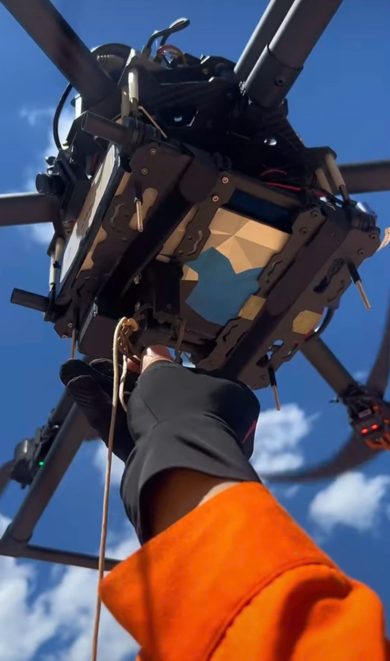 Công ty Truyền tải điện 2 sử dụng UAV bay rải dây mồi hỗ trợ công tác ...