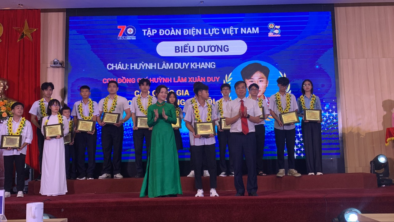 Cán bộ công nhân viên PTC4 được biểu dương Gia đình tiêu biểu cấp EVN ...
